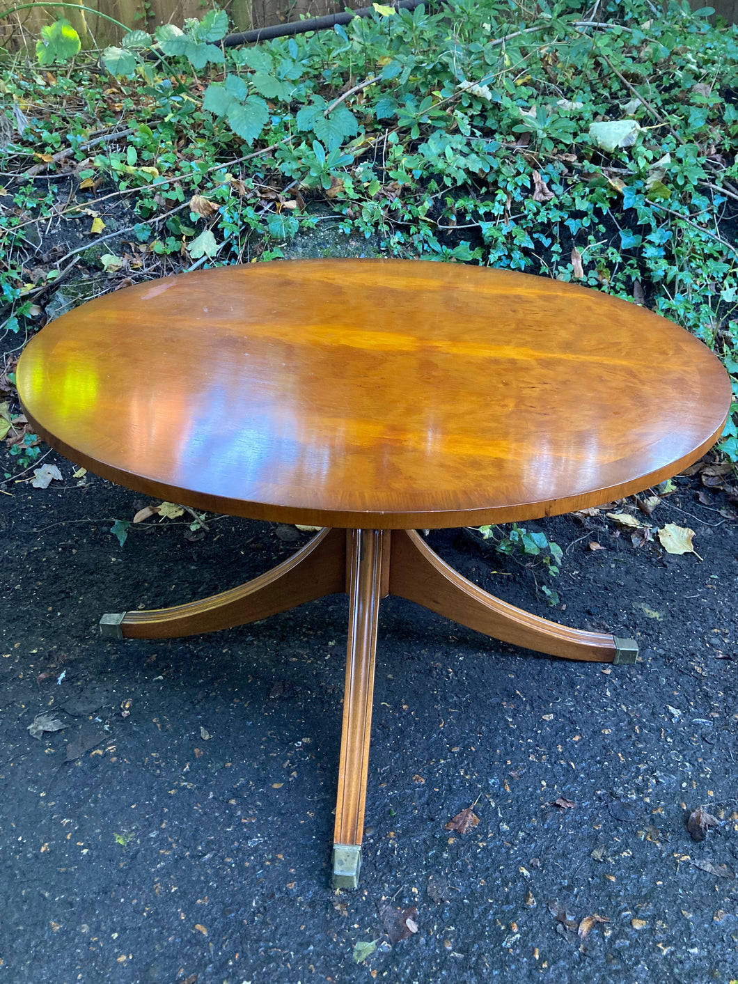 Bevan & Funnell Yew Wood Round Coffee Table – Furniture Recycling Shop